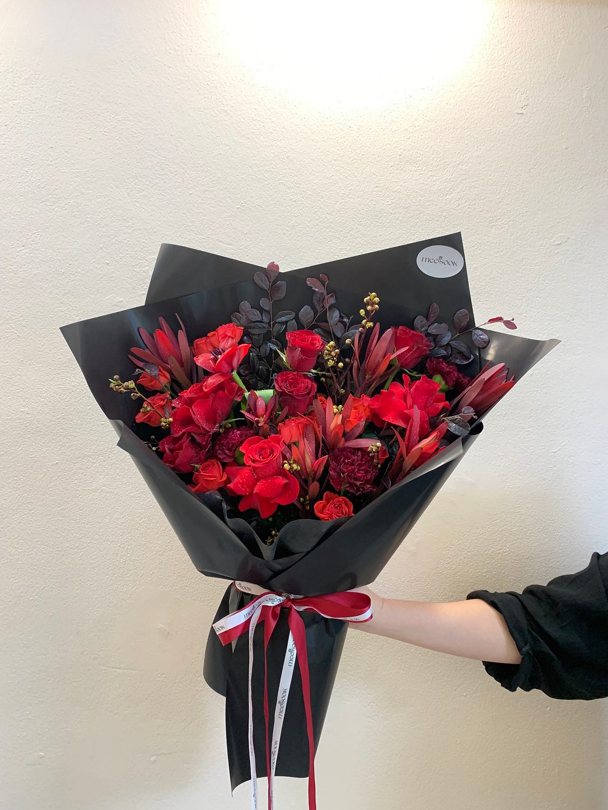 meesook Classic Red Bouquet (M) : ช่อดอกไม้แดงคลาสสิก ที่บอกเล่าทุกความรู้สึก…จากใจ | by Pichaya ...