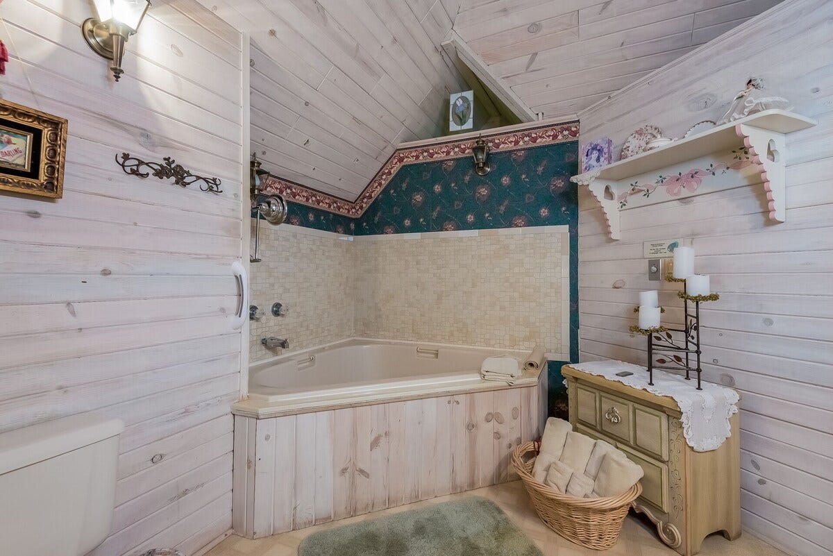 Best Grand Rapids Hotel With Hot Tub in Room | Medium