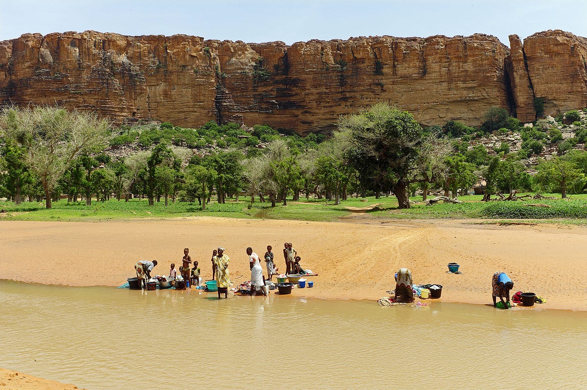 Al cobijo de la falla. La falla de Bandiagara da hogar a la… | by David ...