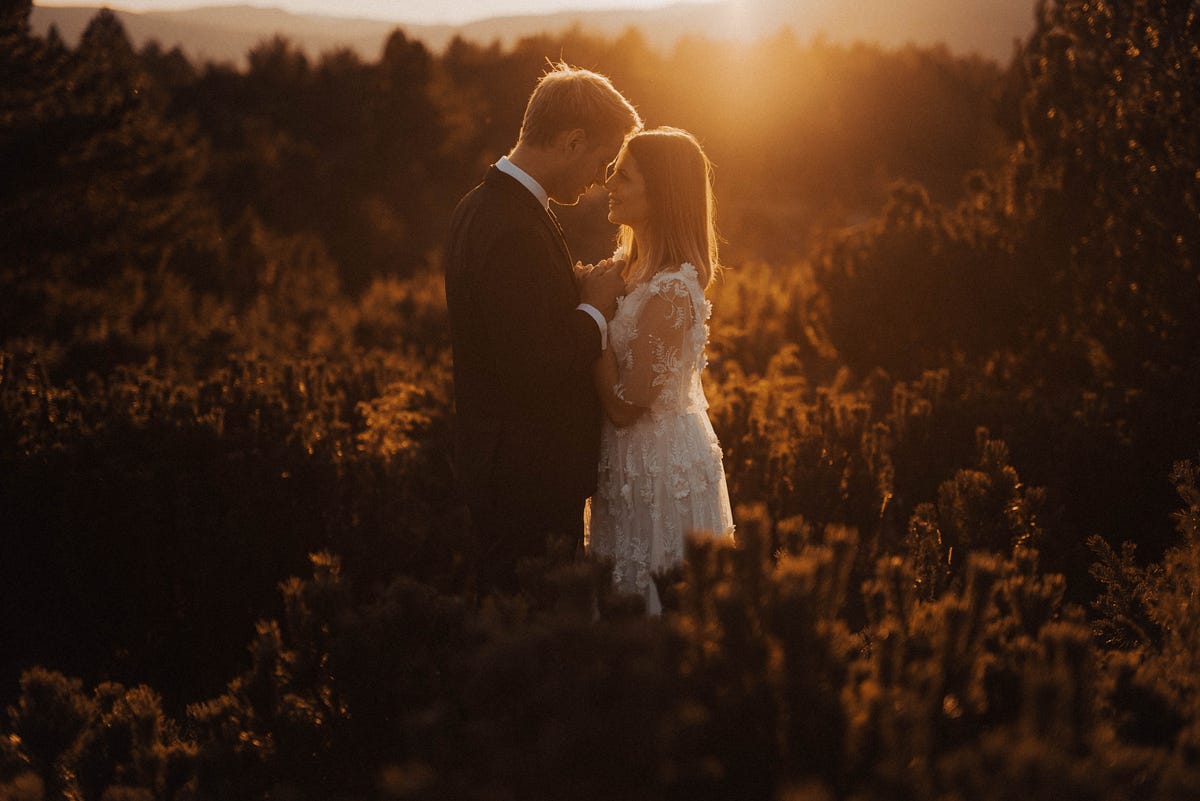Dating Across Generations: Bridging the Age Gap in Relationships | by ...