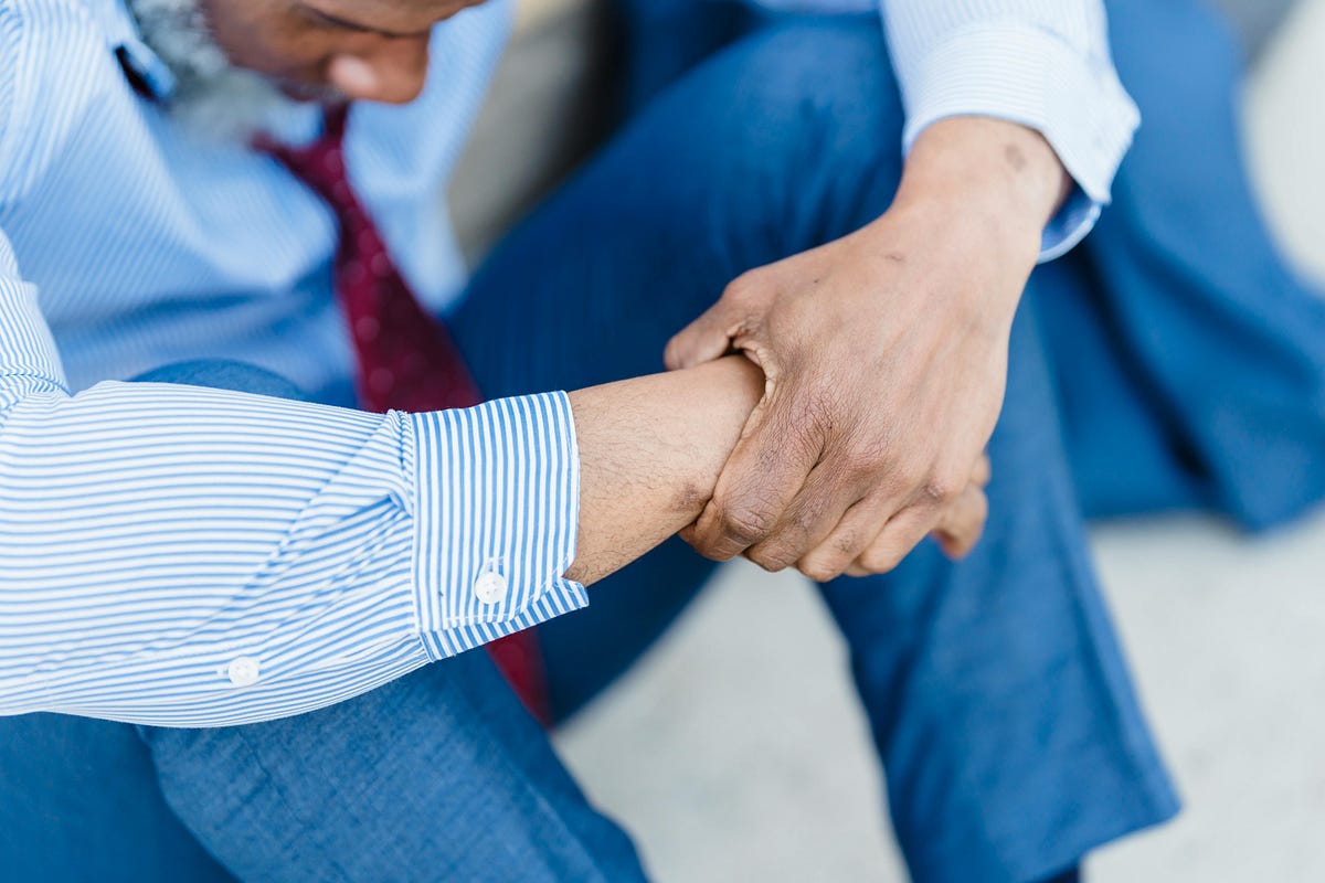 4 treatments for knee pain while driving | by Becky | Mar, 2024 | Medium