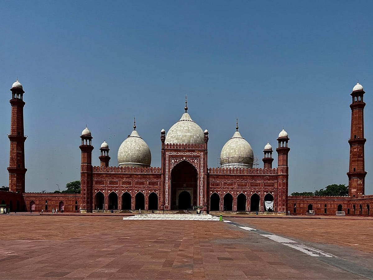 The Badshahi Mosque: A Timeless Masterpiece of Mughal Architecture | by ...
