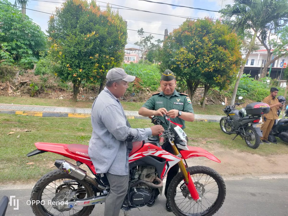 Dalam Rangka HUT RI Ke 78, Danramil 03/Binut Ikut Bagikan Ratusan ...