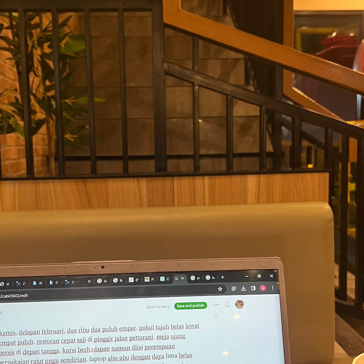 kamis, delapan februari, dua ribu dua puluh empat. pukul tujuh belas ...