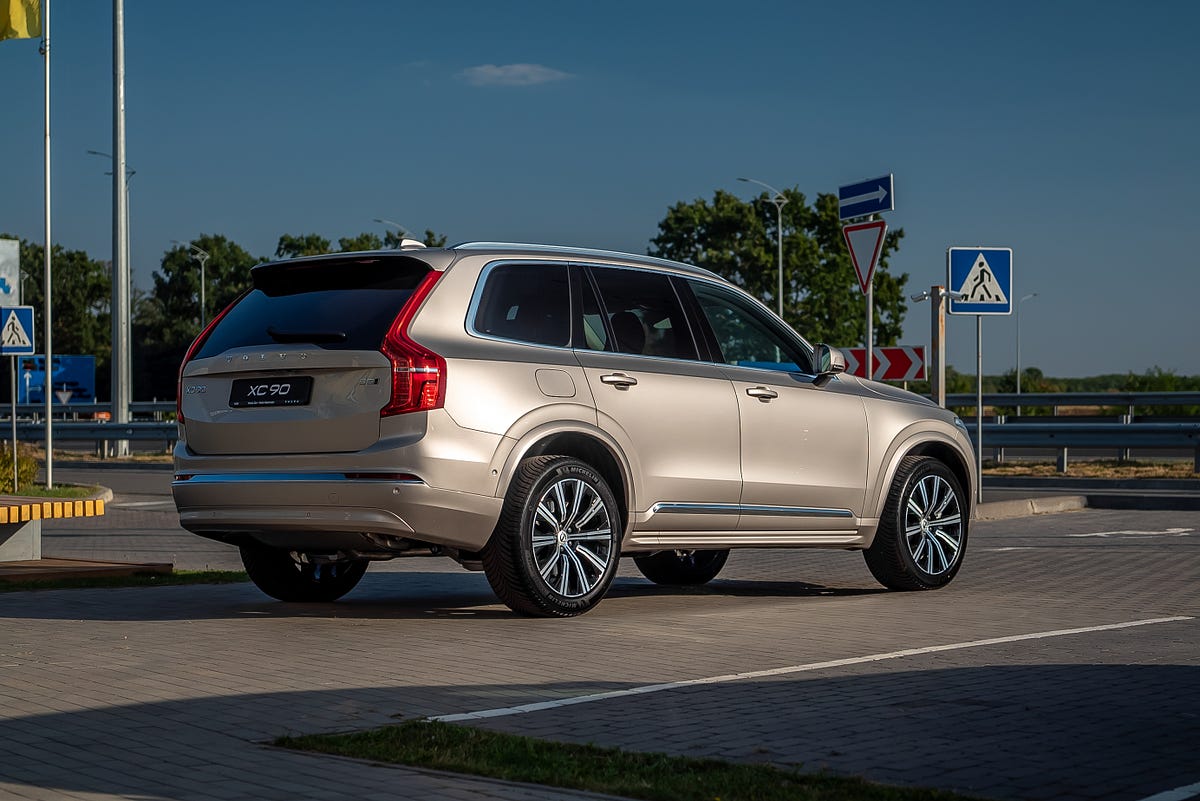 Comparison of Volvo XC90 and BMW X5 | by Maksym Che | Medium