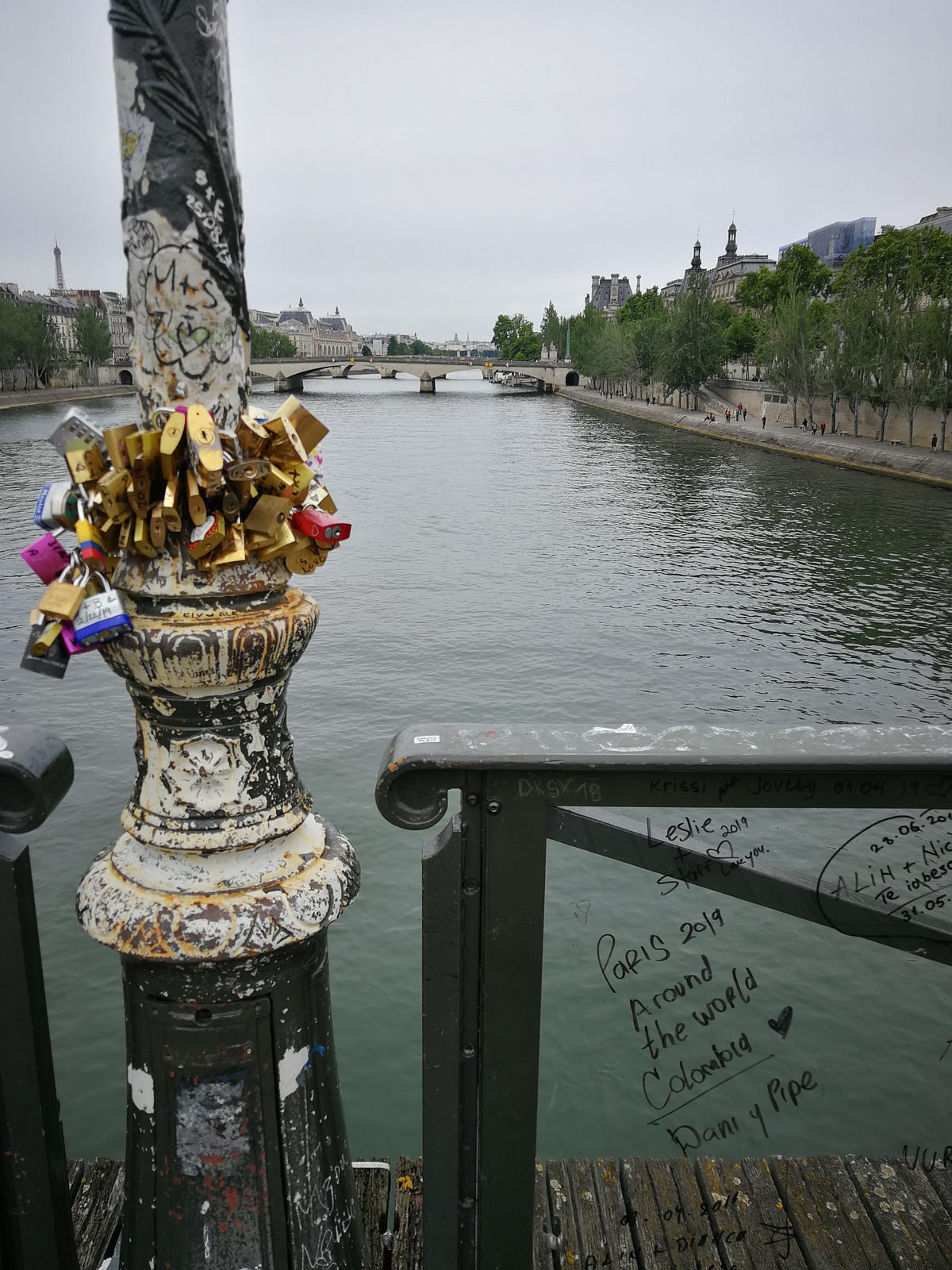 A Etiqueta do Amor. Sentado no metrô de Milão vejo o amor… | by Andrei Schneider | Medium