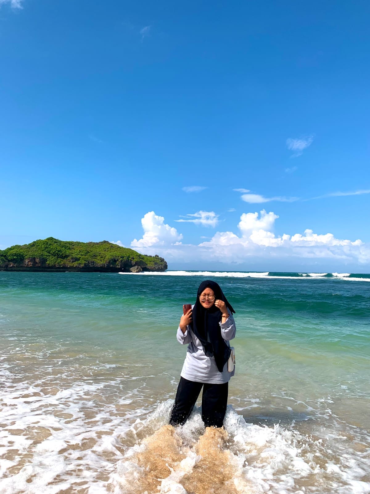 Pantai Sadranan adalah salah satu pantai yang memiliki pemandangan yang ...