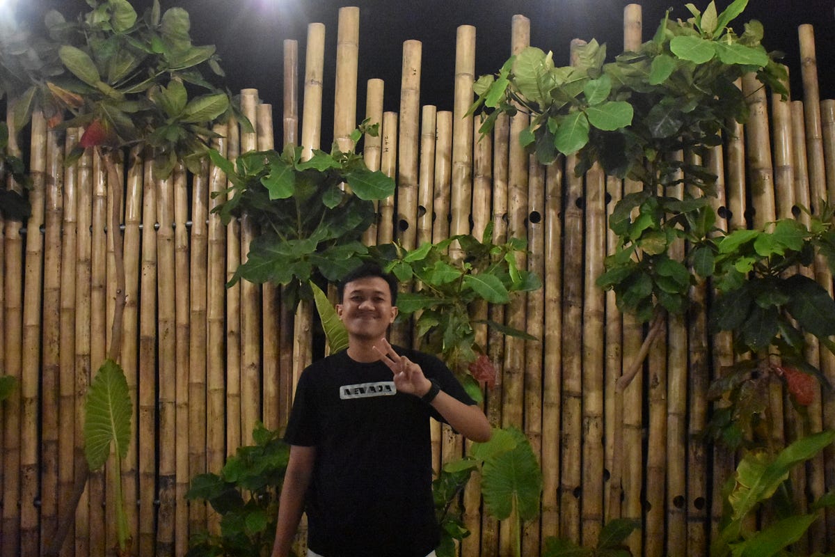 ORANG LAMA YANG BERTAHAN - Kolase Kita - Medium