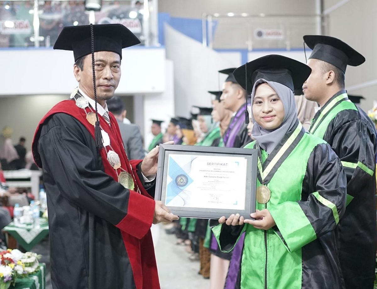 Lulus 3,5 Tahun, Wisudawan Umsida Ini Raih Predikat Berprestasi | by Umsida Menyapa | Medium
