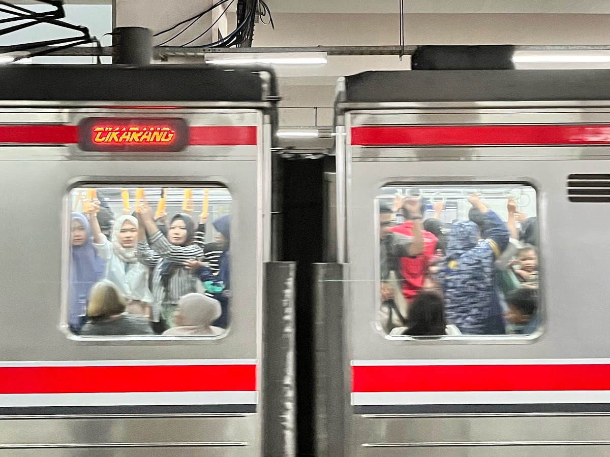 Penantian Kursi Kosong di Stasiun Sudirman | by Sekar Intania | Medium