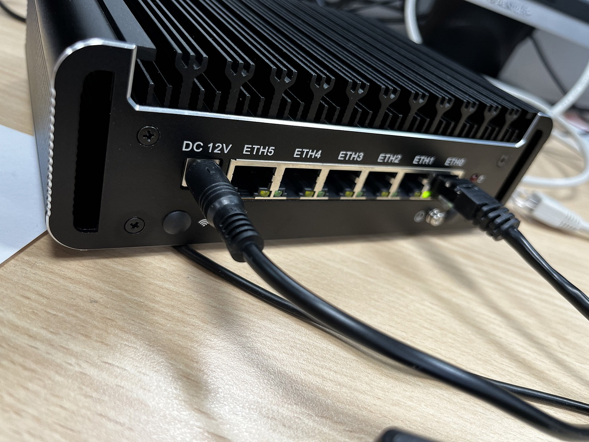 在 ESXi 下安裝 OpenWrt，客製化你的路由器 (一). 目錄 1. 虛擬機系統 2. OpenWrt 3. 安裝OpenWrt 4… | by 春麗 S.T.E.M. | 彼得潘的 ...