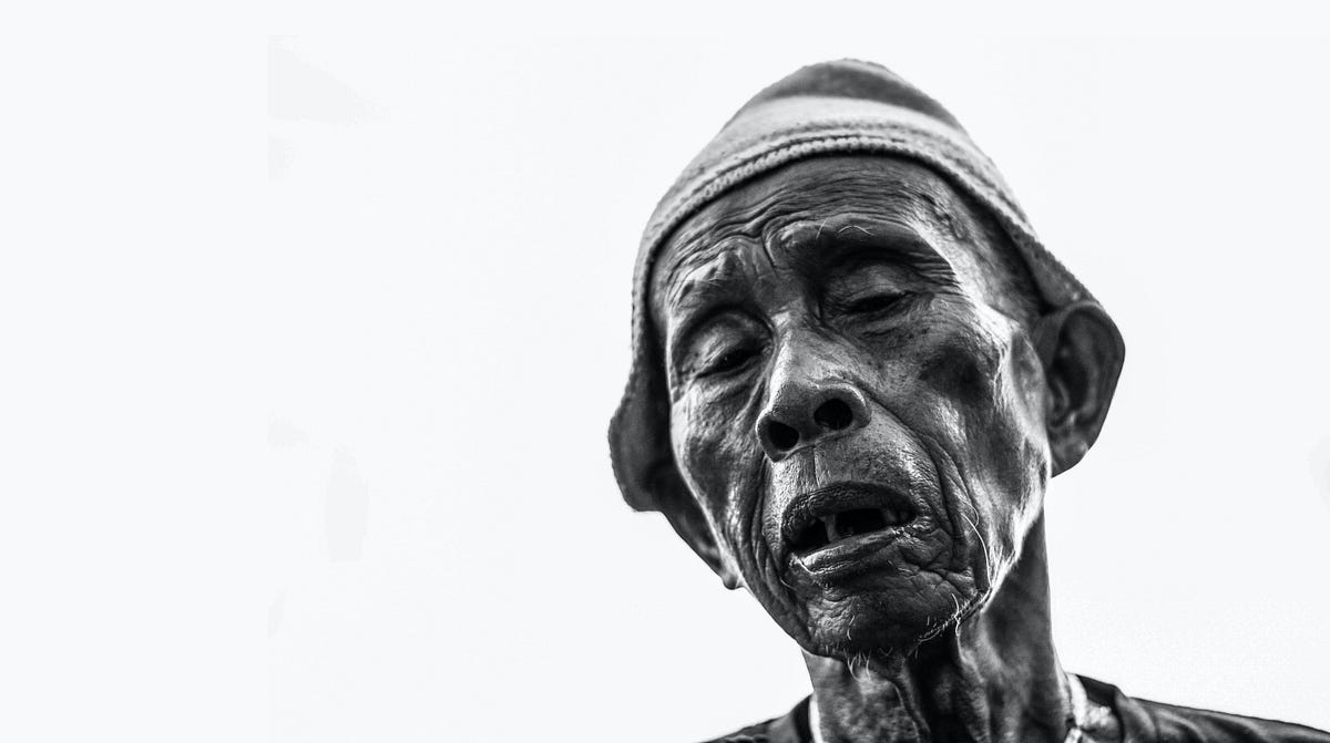 Penjaja Kebahagiaan. Pria tua berjalan kaki ke berbagai… | by Hasan Ibrahim | Medium