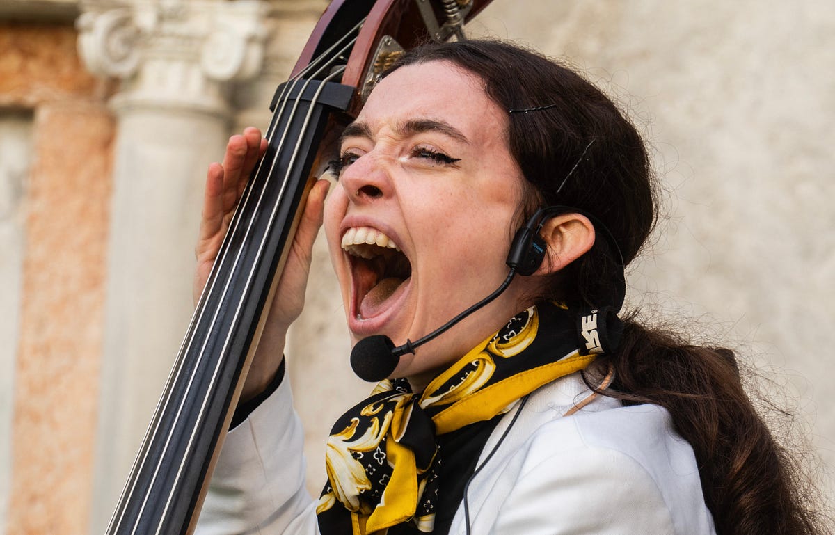 “Chi affonda e chi applaude”. Rinnovo il mio appello a cantare. A… | by ...
