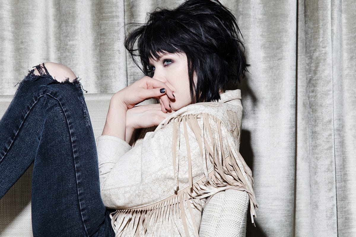 O coração pulsante de Carly Rae Jepsen | by Douglas Vasquez ...