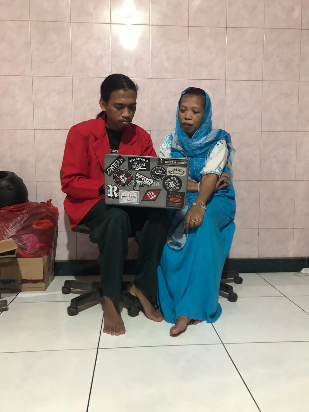 Mahasiswa KKN UNTAG, Mendampingi Pemasaran Digital UMKM Kerupuk “Tiga Putri” | by Umar Amrullah ...