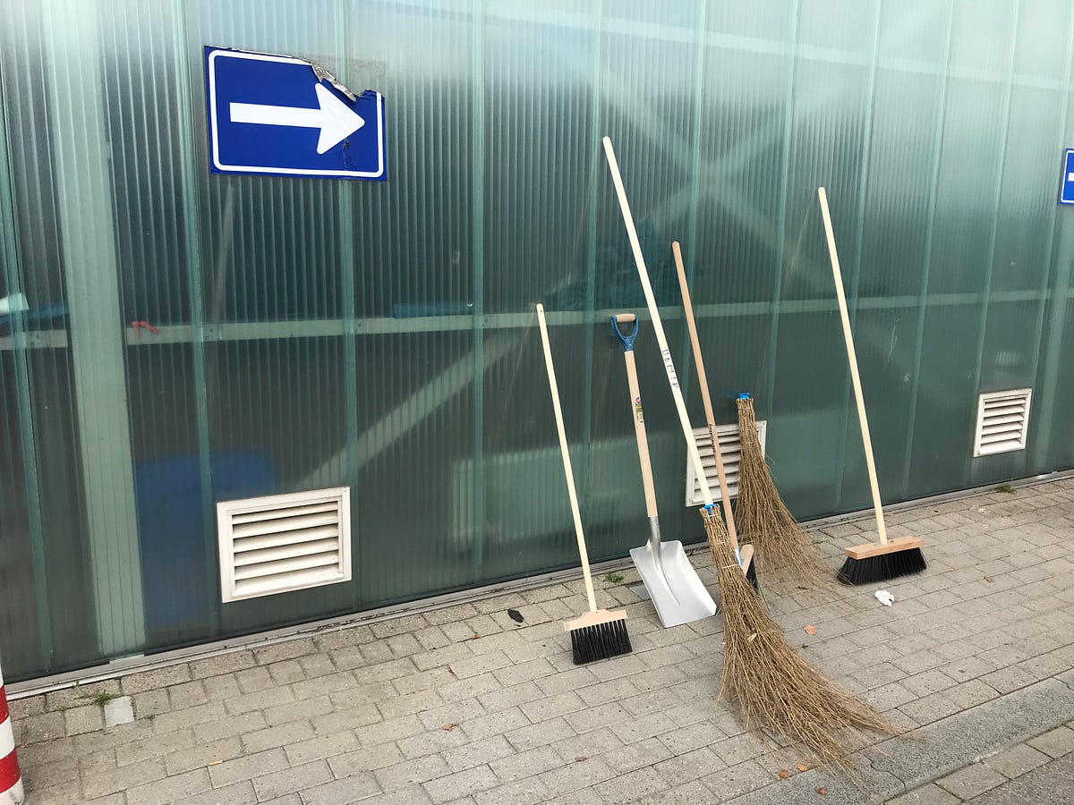 De verschillende bezems van het Haags Veegbedrijf | by Haagse Handen ...