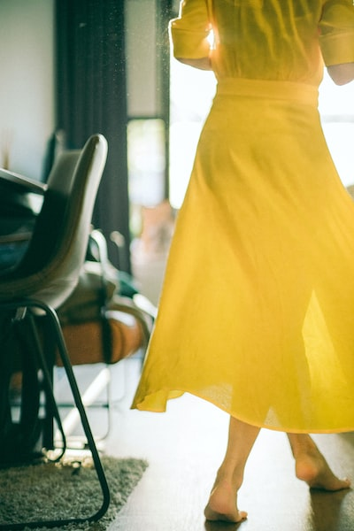 Yellow Dress Beauty Across the room, a vision in yellow, A light ...