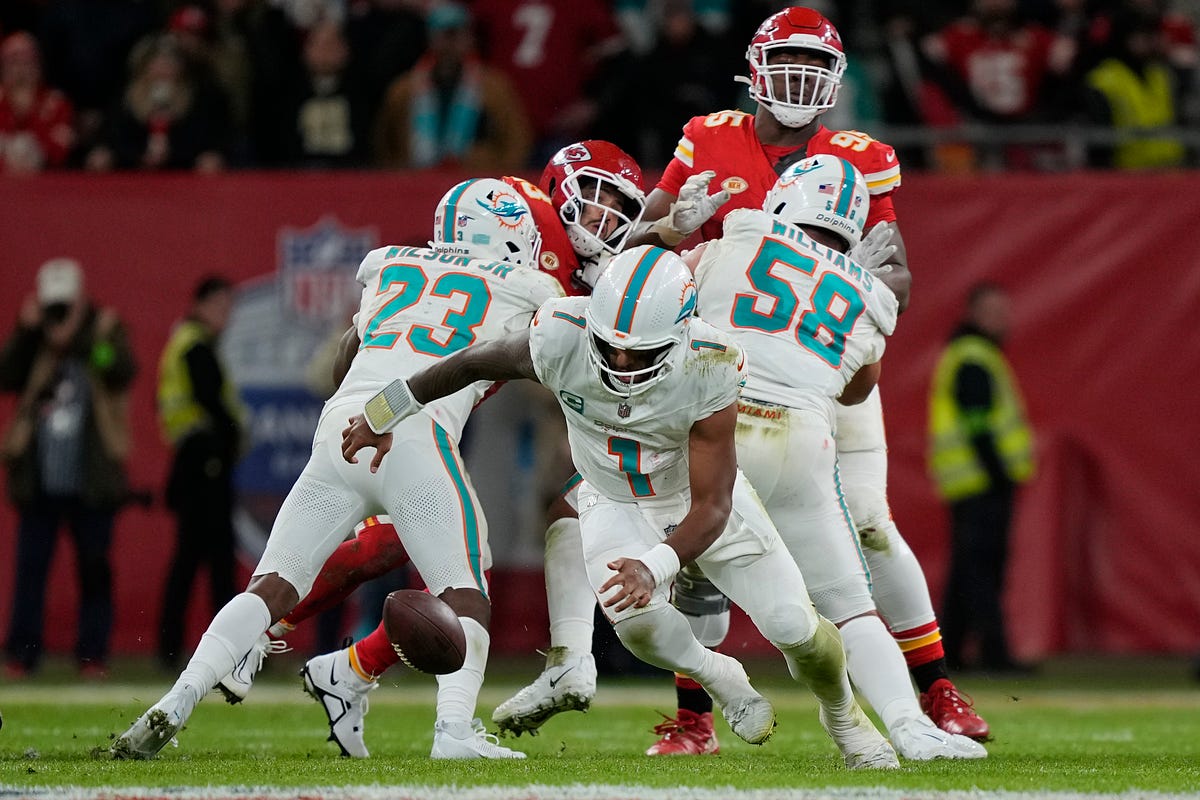A Deep Dive into the Chiefs vs Dolphins Playoff Match | by Arthur Evans ...