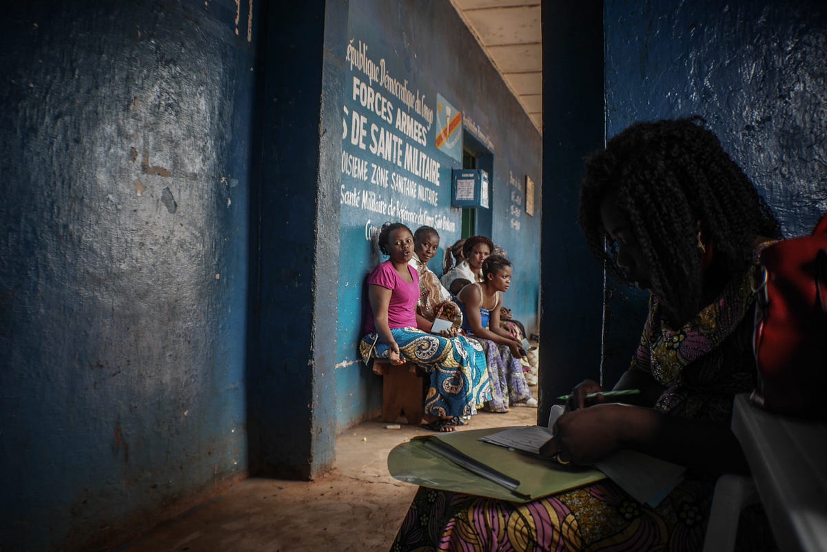 In the field: The experience of humanitarian photographers and ...