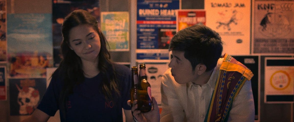 niloloko na naman ako ng mga mata mo, tinitignan nila ako na para bang ...