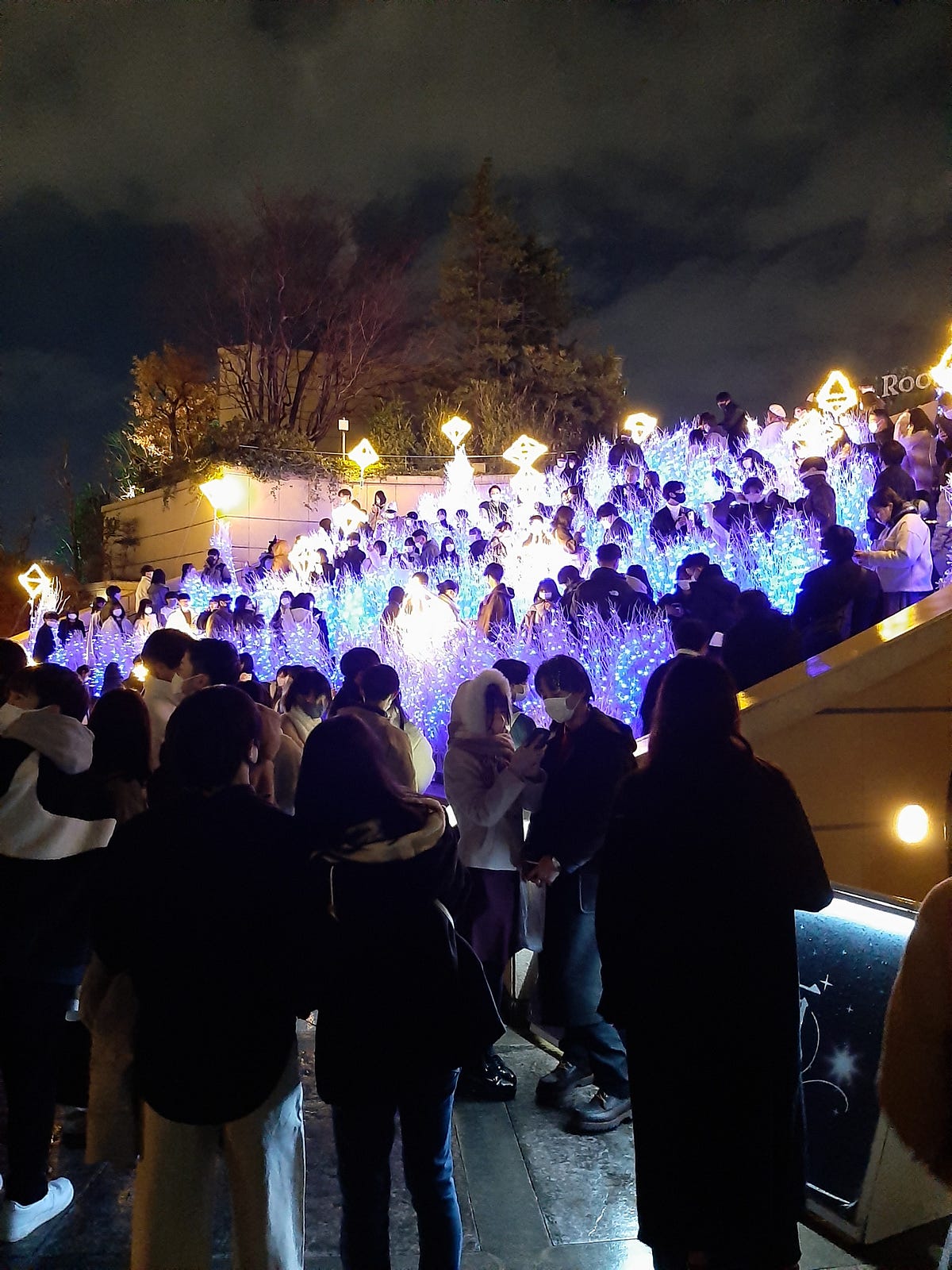 日本留學Day268 今天原本沒要出去的，被ゲン找去吃飯 一堆人，有夠誇張 外面真的好冷，我還是在家好了。 12/25 - WEI - Medium