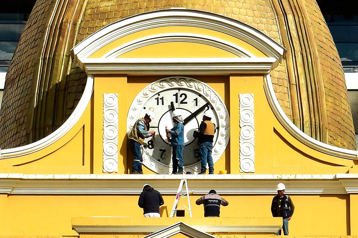 El sentido de las agujas del reloj | by Mara Diaz Meave | Medium
