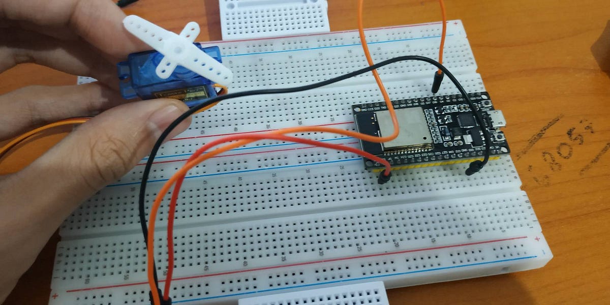 ESP32 (Servo) - Muhammad Fadhil Atha - Medium