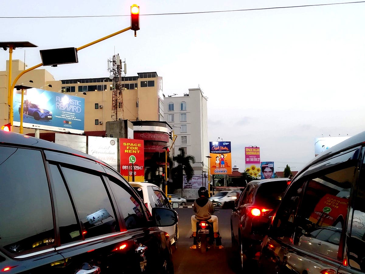 Antara Enggan dan Sungkan. Masih ada waktu sekitar dua jam sebelum ...