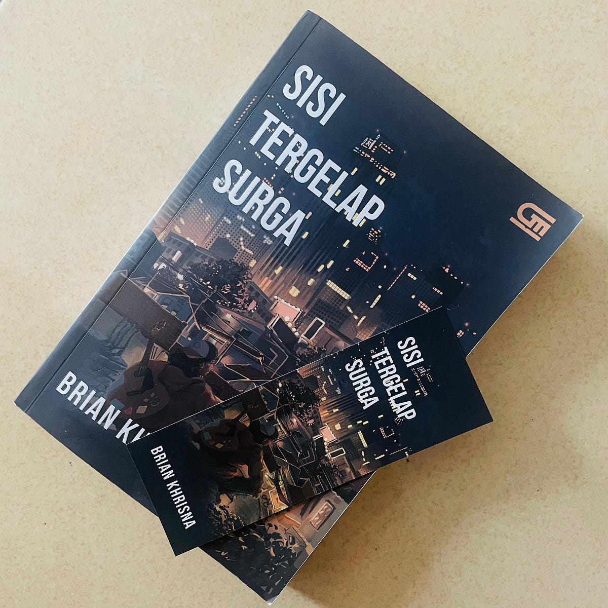 Review Buku “Sisi Tergelap Surga”, Masih Ingatkah Kita Untuk Bersyukur ...