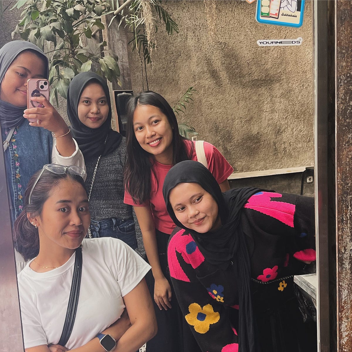 Dunia penuh ya, - Mia Fitri Arianti - Medium