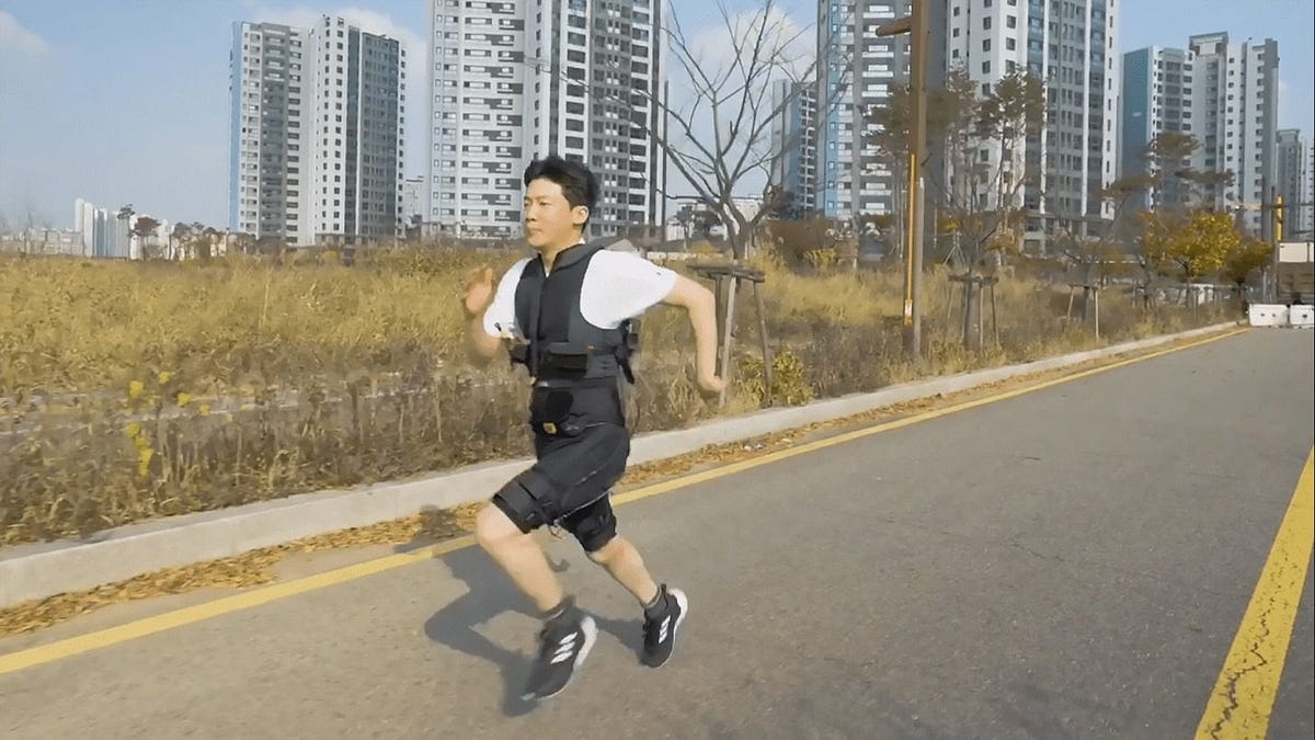Running faster is possible with this vest that uses artificial ...