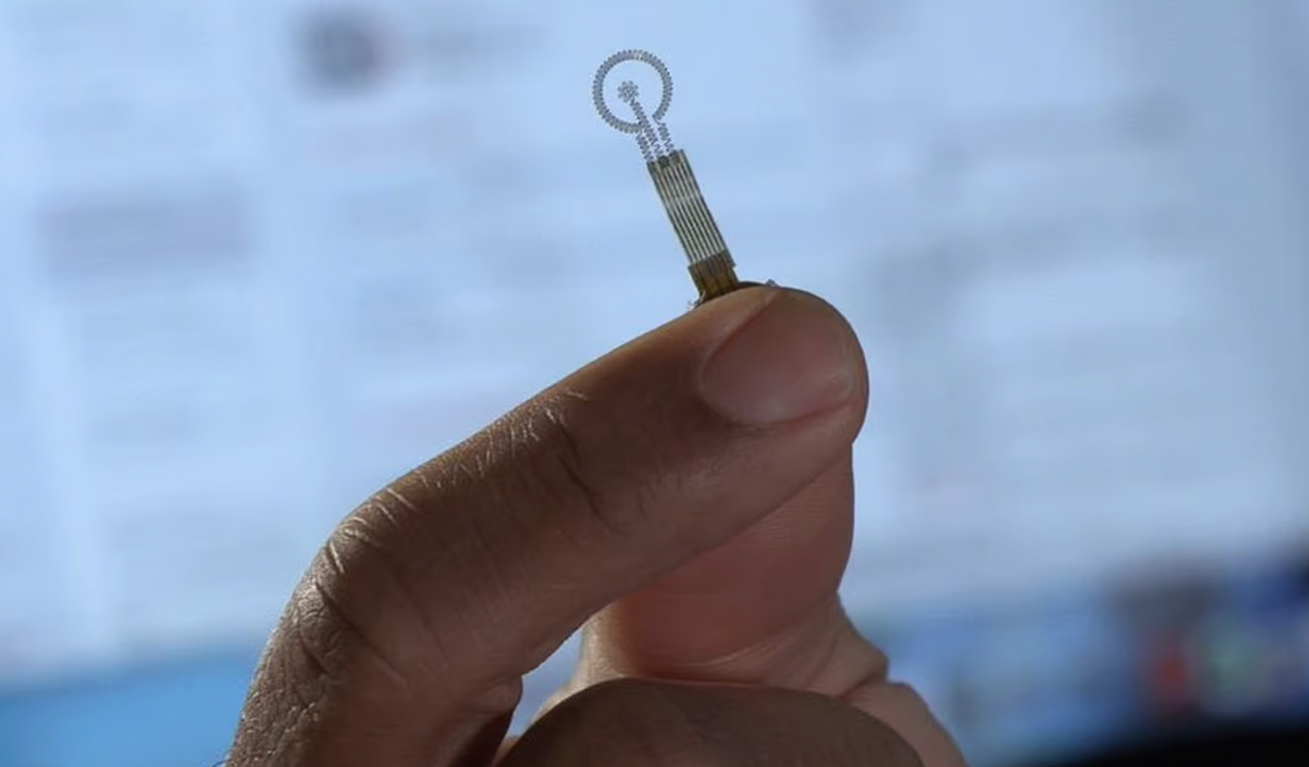 First-of-its-kind bioresorbable electronic bandage speeds healing by 30 ...