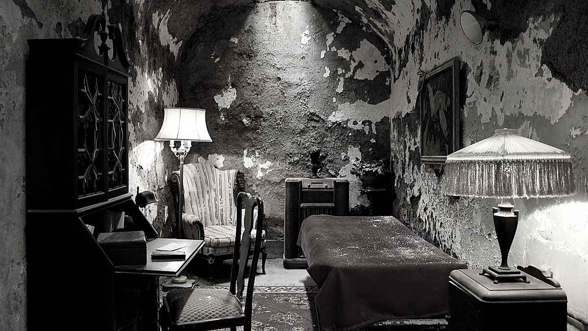 7 Chilling Haunted Houses Around The World And Their Creepy Stories ...
