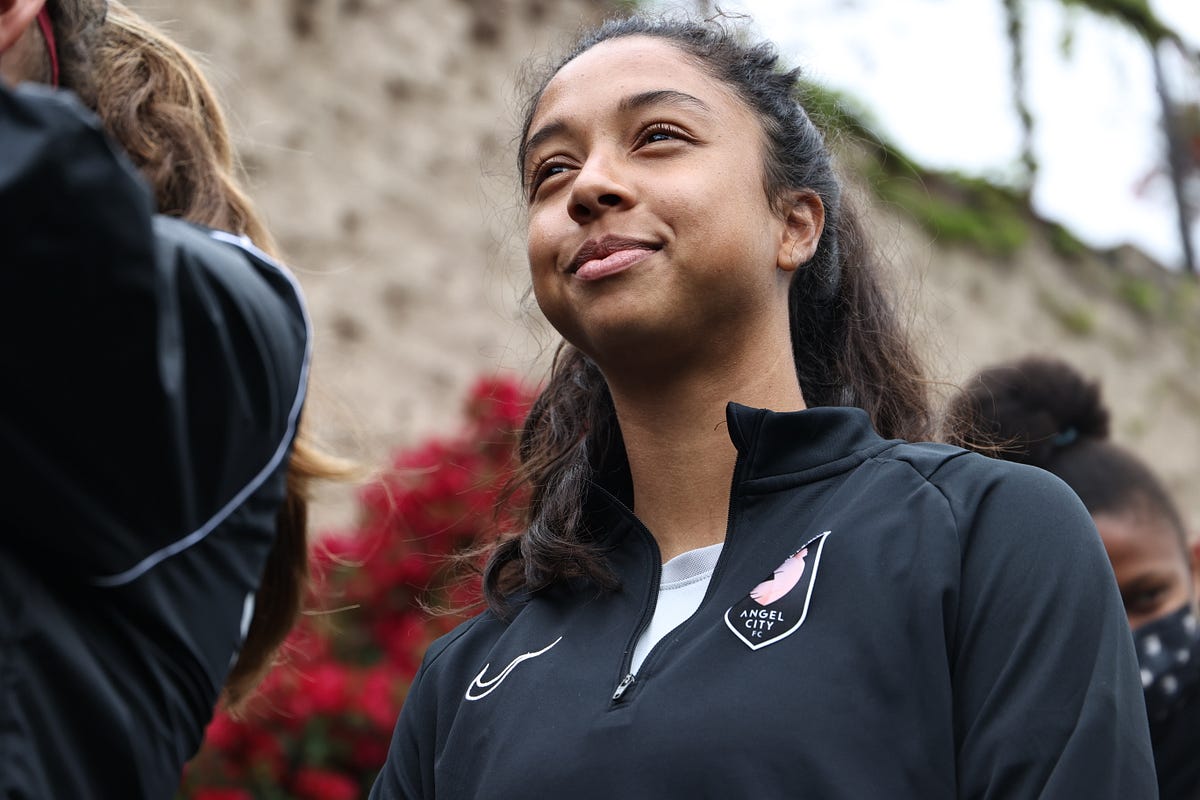 Meet Madison Hammond: the first Native American in women’s football ...