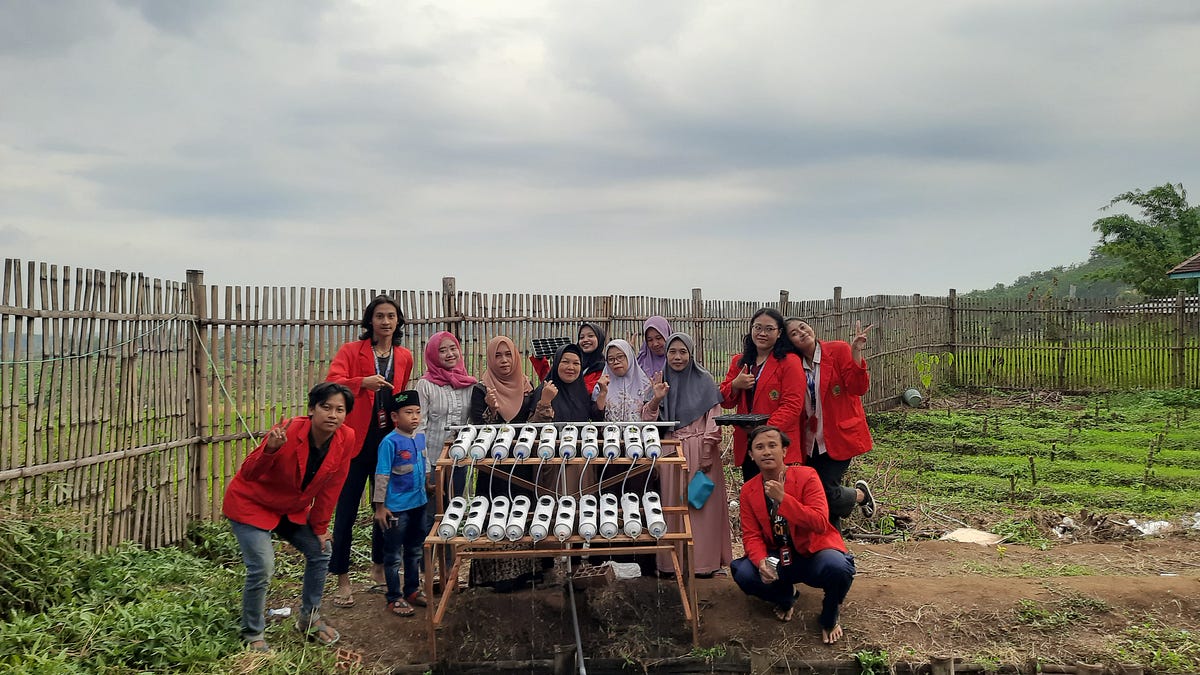 Pendampingan dan Pembuatan Sistem Budidaya Akuaponik Untuk Meningkatkan Perekonomian Oleh ...