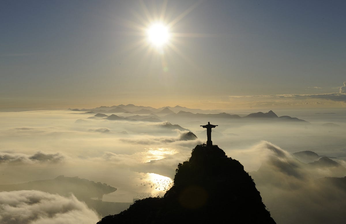 Chapéu de sol. O braço, o corpo. Estranho pensar como… | by gustavopoli ...