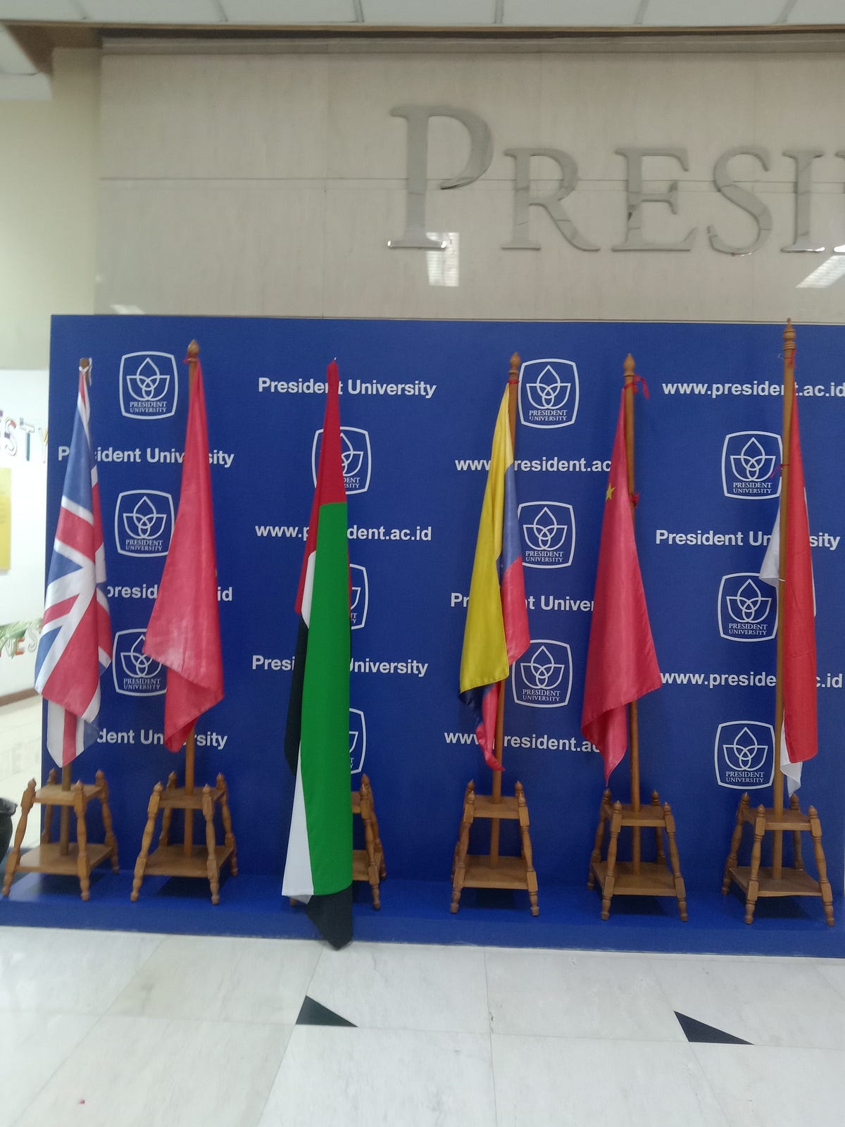 "bendera global kampus". Ku lihat, bendera dunia berjejer di… | by ...