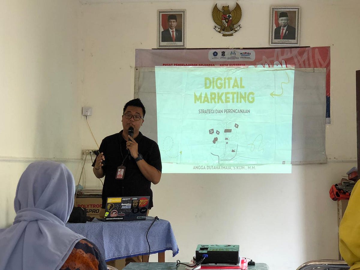 DIGITALISASI DALAM BERBISNIS : SOSIALISASI DIGITAL MARKETING RW 11 SEMOLOWARU | by Toriq Alfian ...