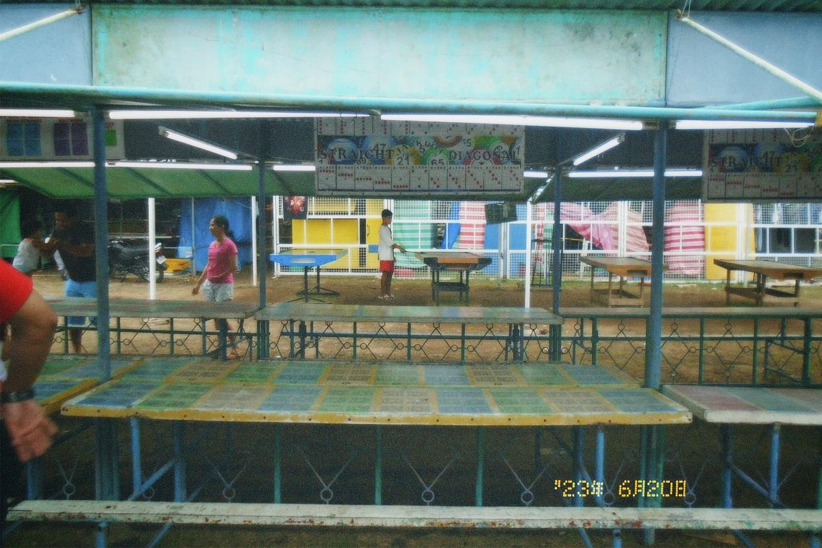 Sa gitna ng pedestrian lane. O sa malawak na field, nasa likod ka ng ...