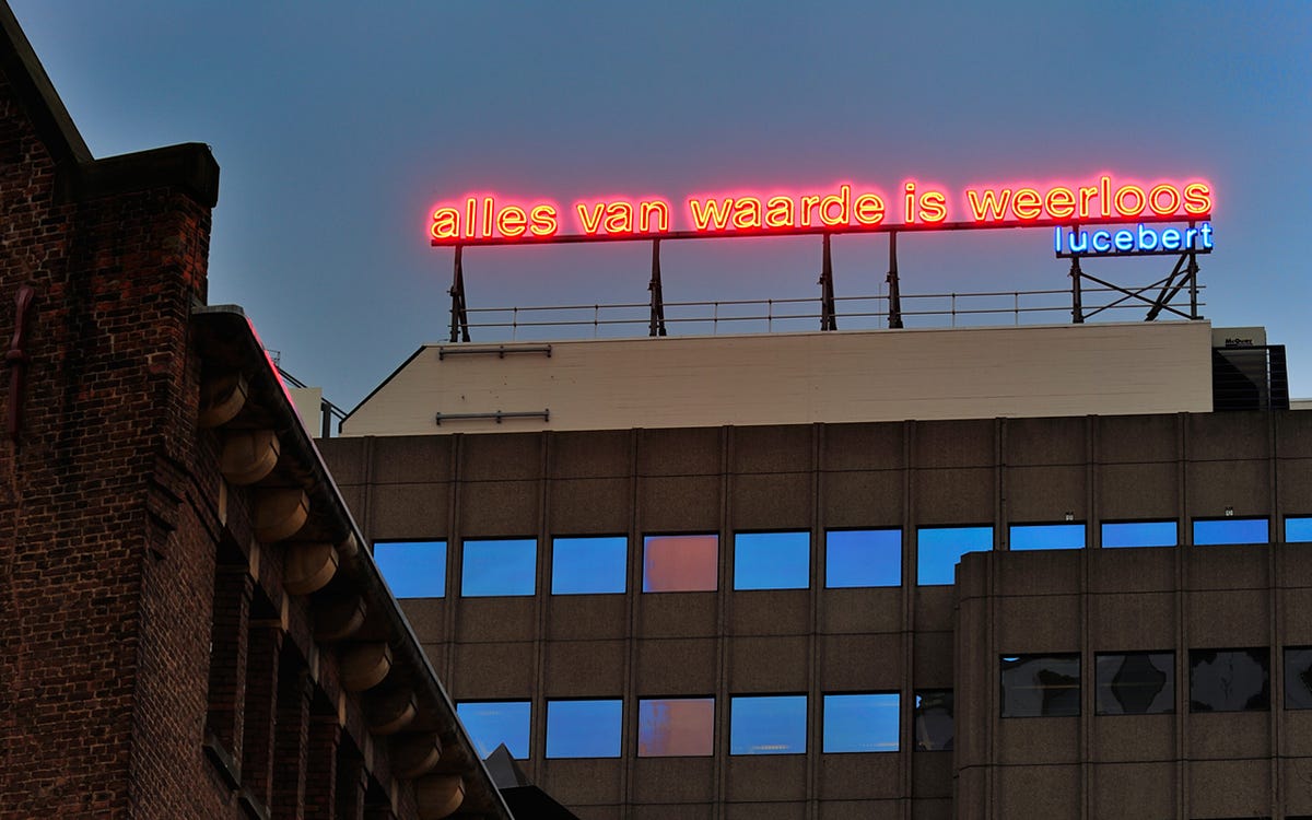 Alles van waarde is weerloos. Een populaire versregel, een weergaloos ...