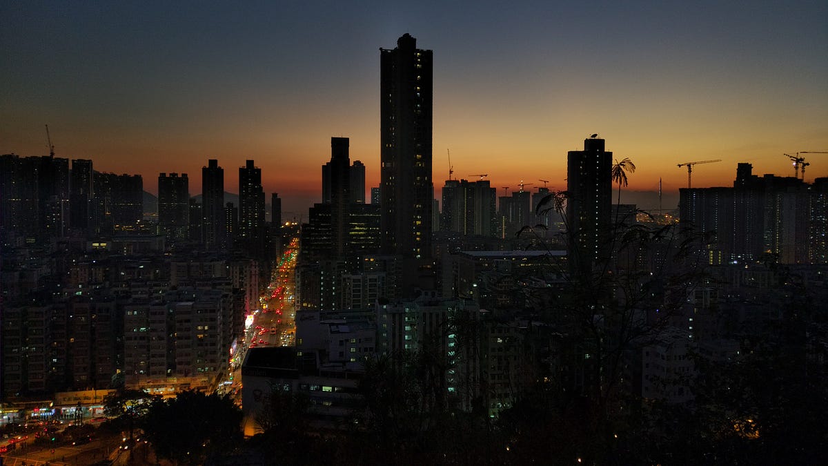 一天星斗，對滿地燈火. 在風高浪急的時代，一年時間（或更短），足夠令一切煙消雲散。 | by Victor Yim | Medium