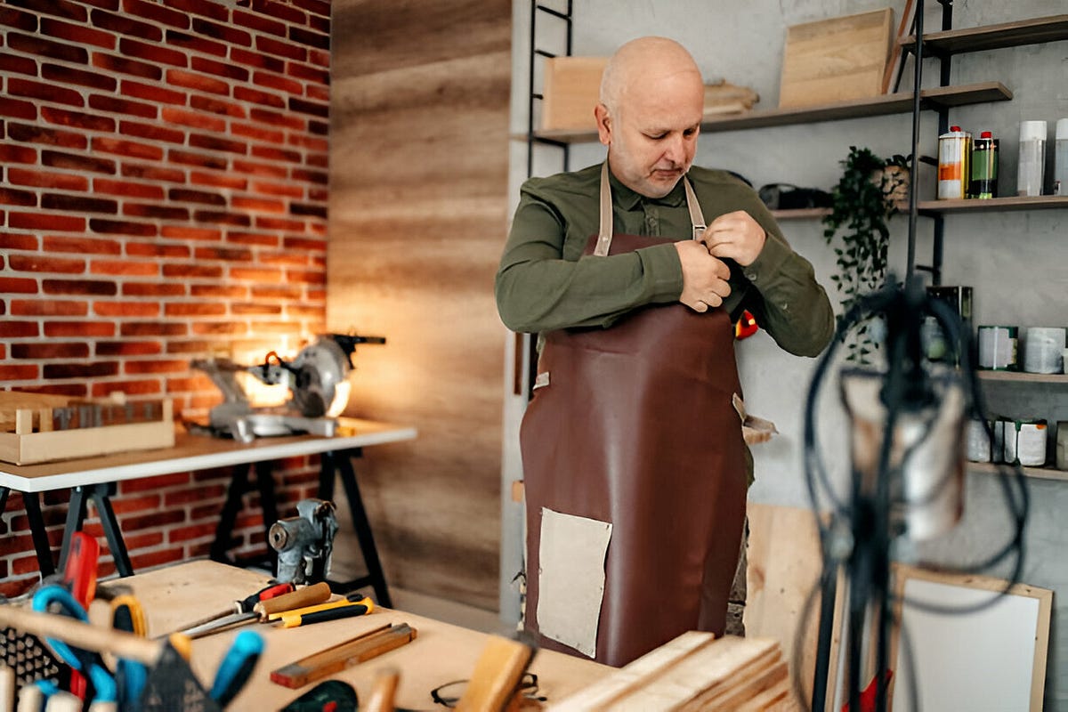 Craftsmanship in Wearables: Artistry of Carpenters’ Aprons | by Leather ...