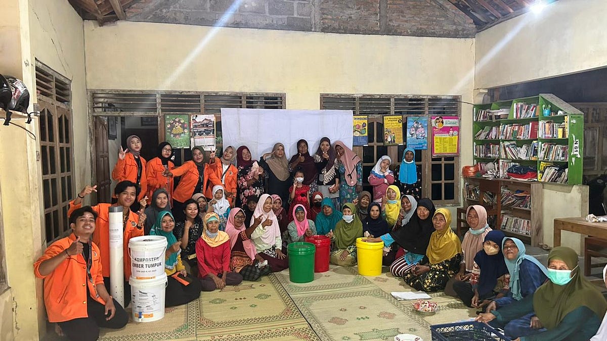Mengolah Sampah Jadi Pupuk Organik dengan Ember Tumpuk | by News UAD ...