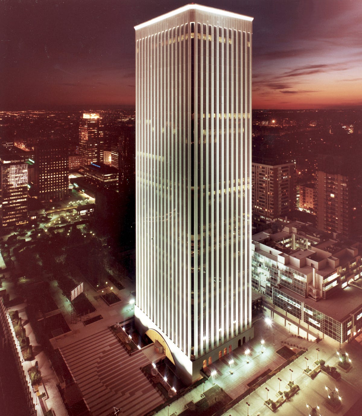 La subida a la Torre Picasso. Del mismo arquitecto que diseñó el… | by ...