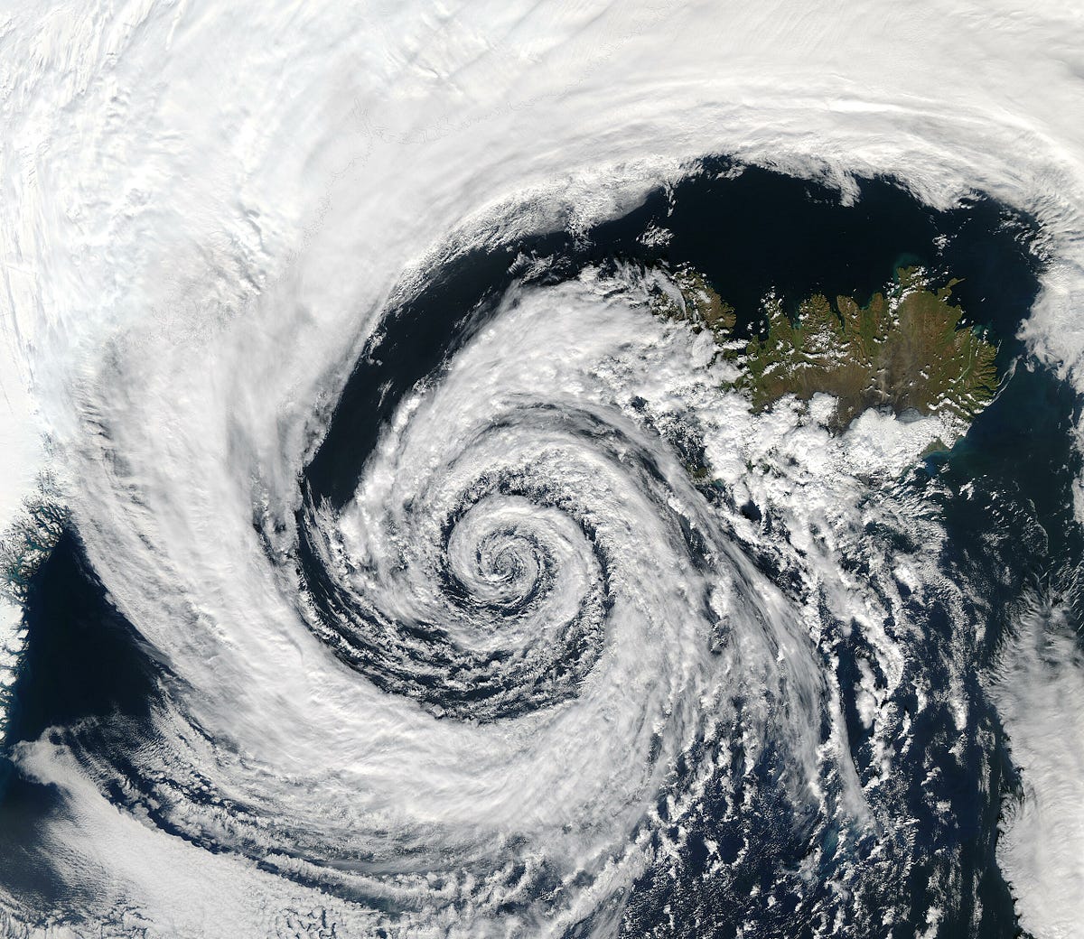 The Coriolis Effect: The Hidden Force Behind Cyclones And Anticyclones ...