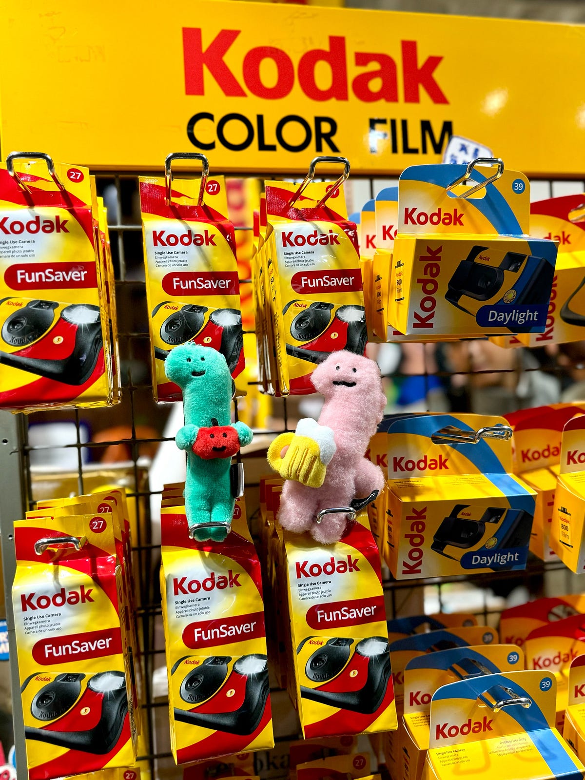 Medium 專欄名稱： 「微笑練習曲 / Smile Etudes」 副標題： 快樂不是裝年輕，而是讓自己可愛地活著。 Happiness isn’t pretending to be ...