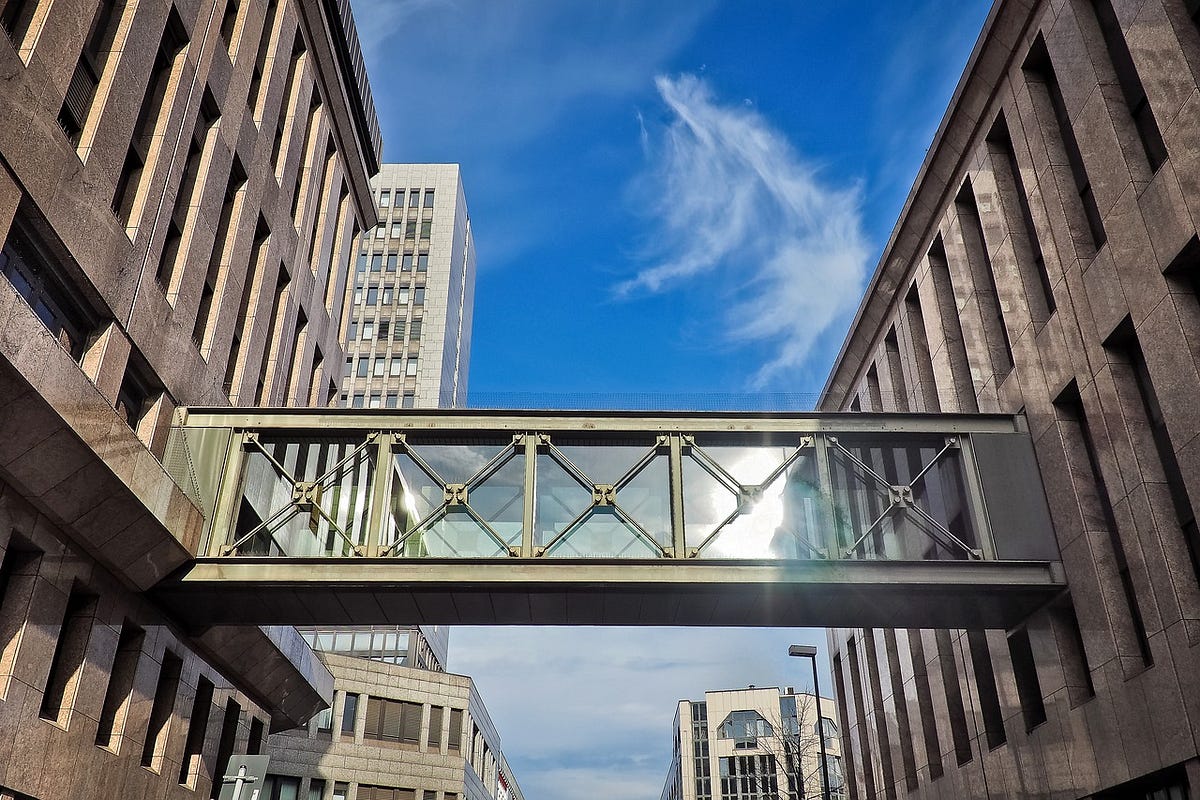 Custom transitions between View Controllers | by Côme Chevallier | Smoke Swift Every Day | Medium