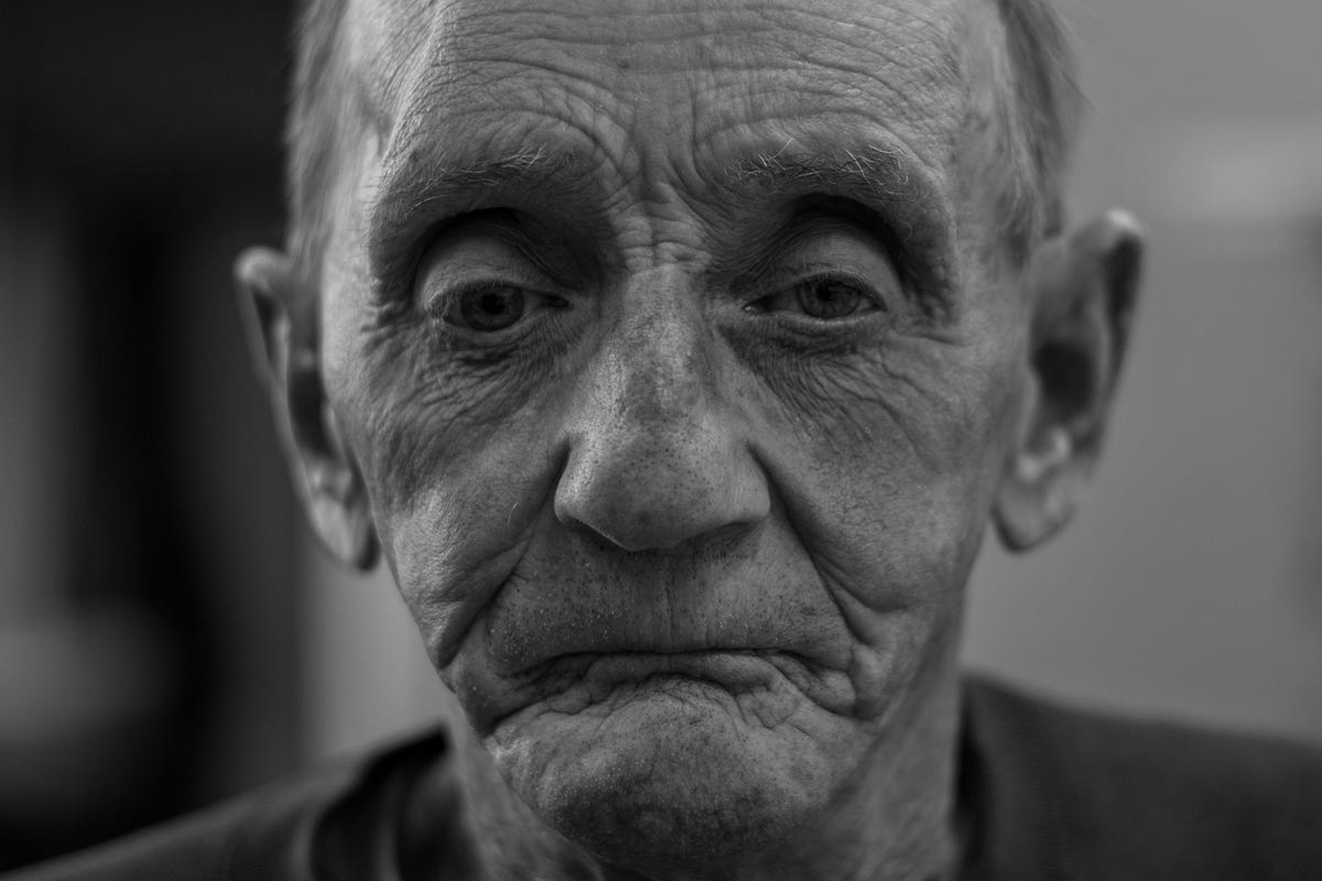 DE JOELHOS. O sonho de um homem ridículo. | by Brandon Aguiar | Medium