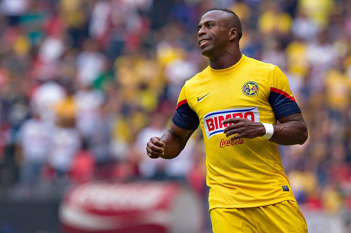 Cuando el racismo invade las canchas | by Martín Avilés | Medium