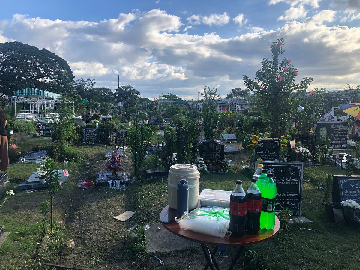 Pamamaalam mula sa malayo. Sa gitna ng pagdiriwang ng Undas at mga ...